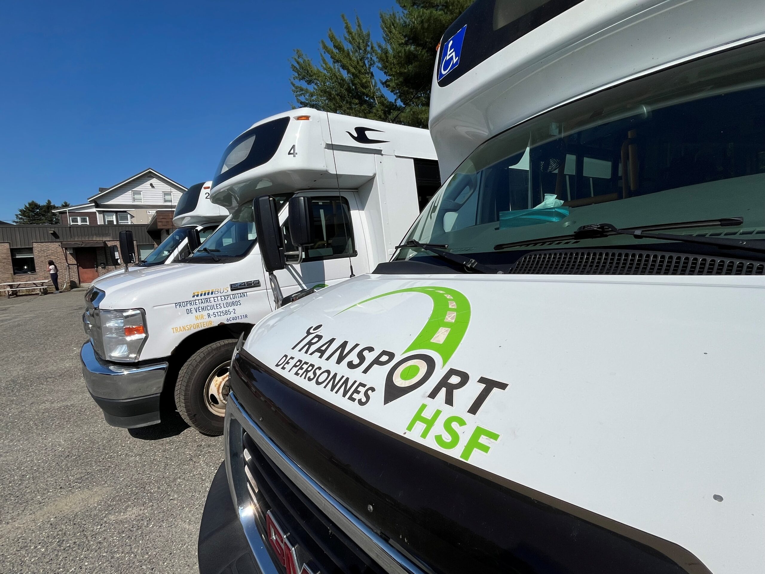 Trois autobus abandonnés chez le fabricant à cause de délais ...